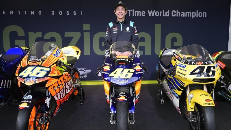 UNMISSABLE: Rossi presented with Championship winning bikes