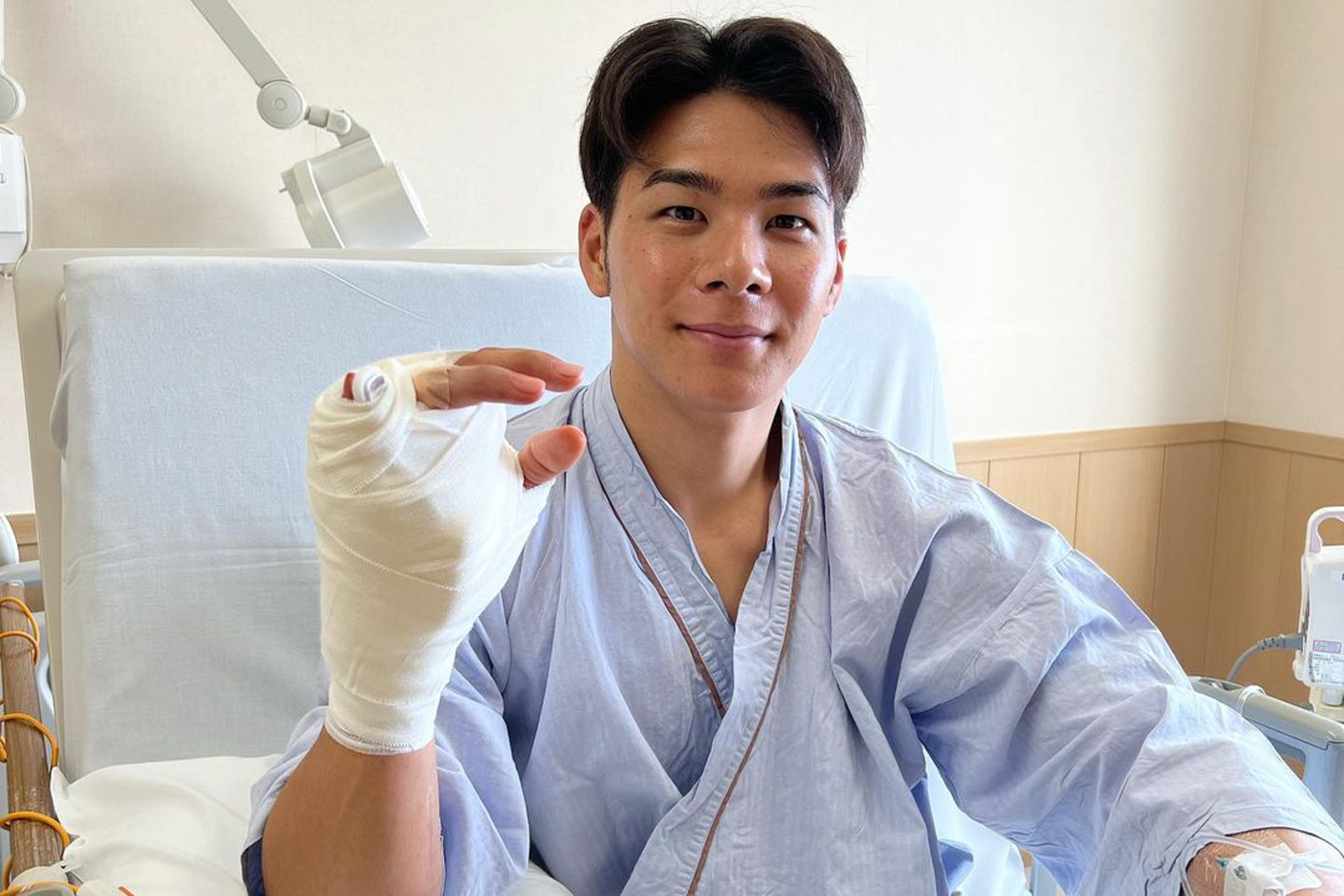 Nakagami undergoes further surgery on right hand