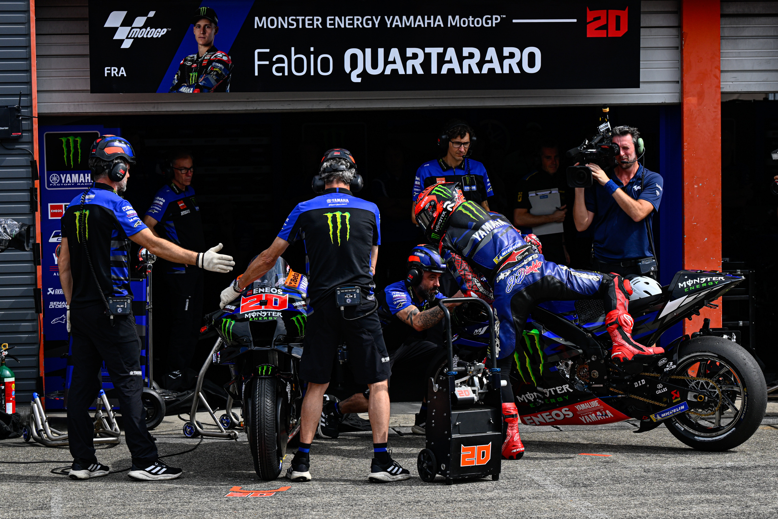 Race Direction update: White Flag can now be shown on the Warm Up lap