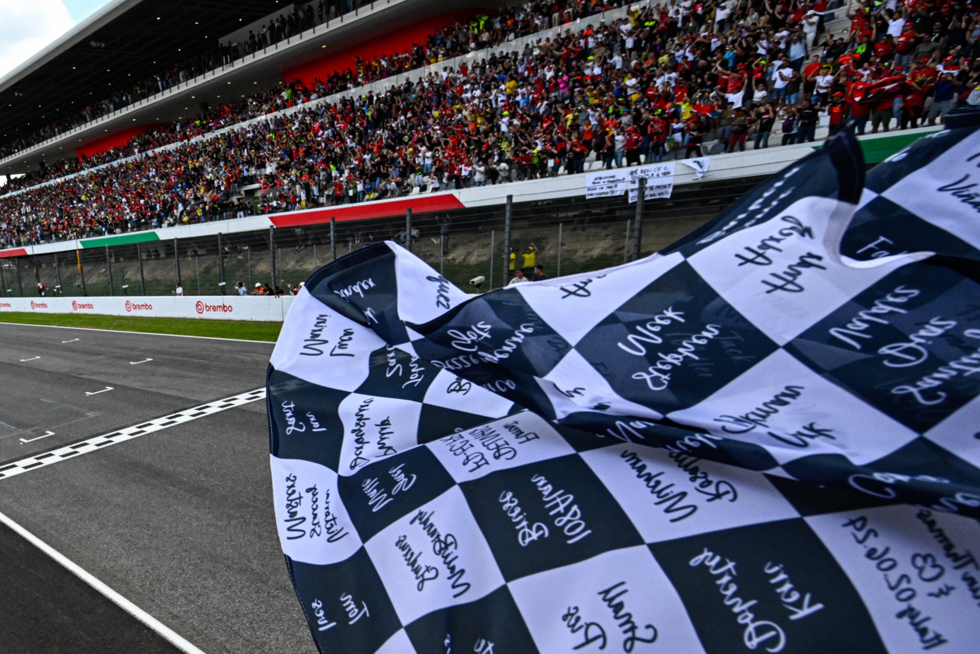 How Does the Flag System Work in MotoGP™?