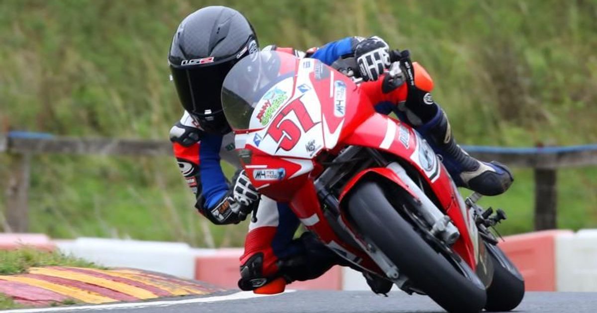 Johnny Garness closes in on Championship lead