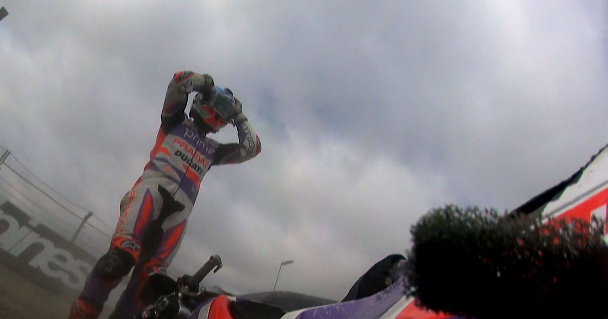 MAJOR TITLE TWIST: Martin crashes out of the lead!