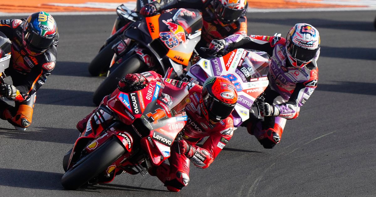 Grand Prix Commission: Especificación de combustible y límites de edad