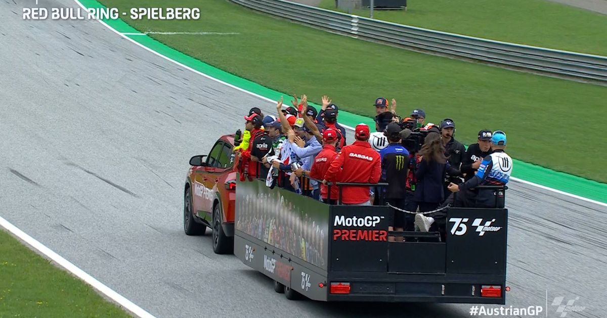 Rider Parade: "We're praying to have some rain!"