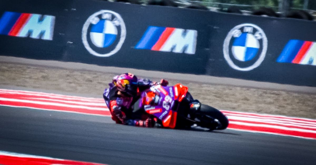 Martin crashes out of the Sprint lead on the opening lap!