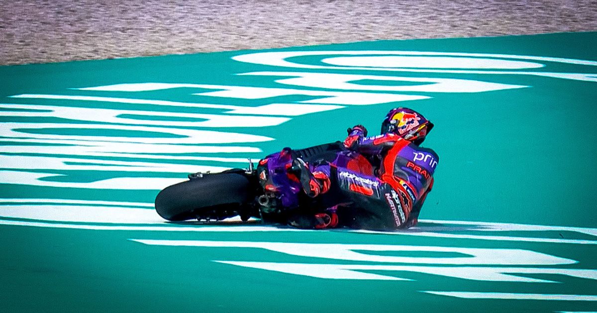 WATCH: Martin suffers late time attack crash in Sepang