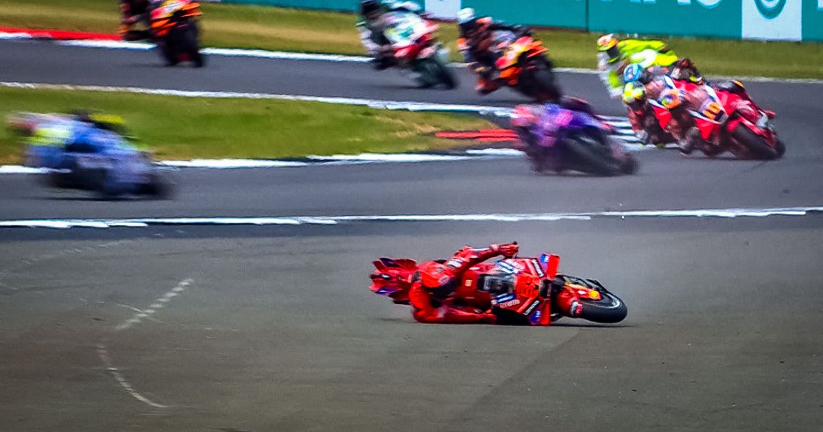 Marc Márquez, salvado por la bandera roja tras irse al suelo