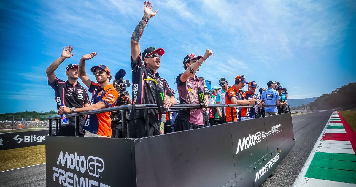 Rider Parade: "Look at this place! It's belissimo!"